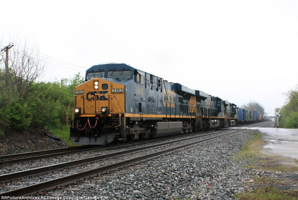 CSX 5492 and train Q033